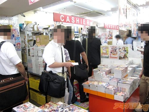 「成年コミック界最強の最終兵器」 石恵の初単行本"TiTiKEi"発売。とら秋葉原店は地下フロアから行列があふれ、予約引き換えフロアを作ったの ...