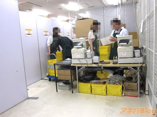 「成年コミック界最強の最終兵器」 石恵の初単行本"TiTiKEi"発売。とら秋葉原店は地下フロアから行列があふれ、予約引き換えフロアを作ったの ...